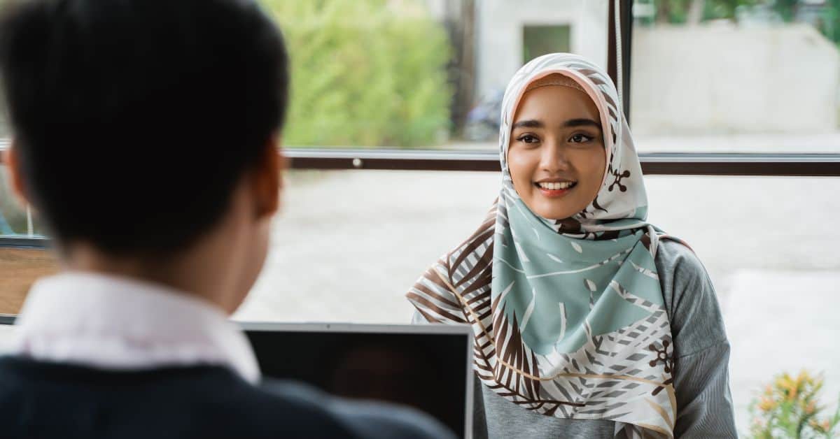 Stay Interview: Arti, Cara Kerja, dan Contoh Pertanyaan - GajiGesa