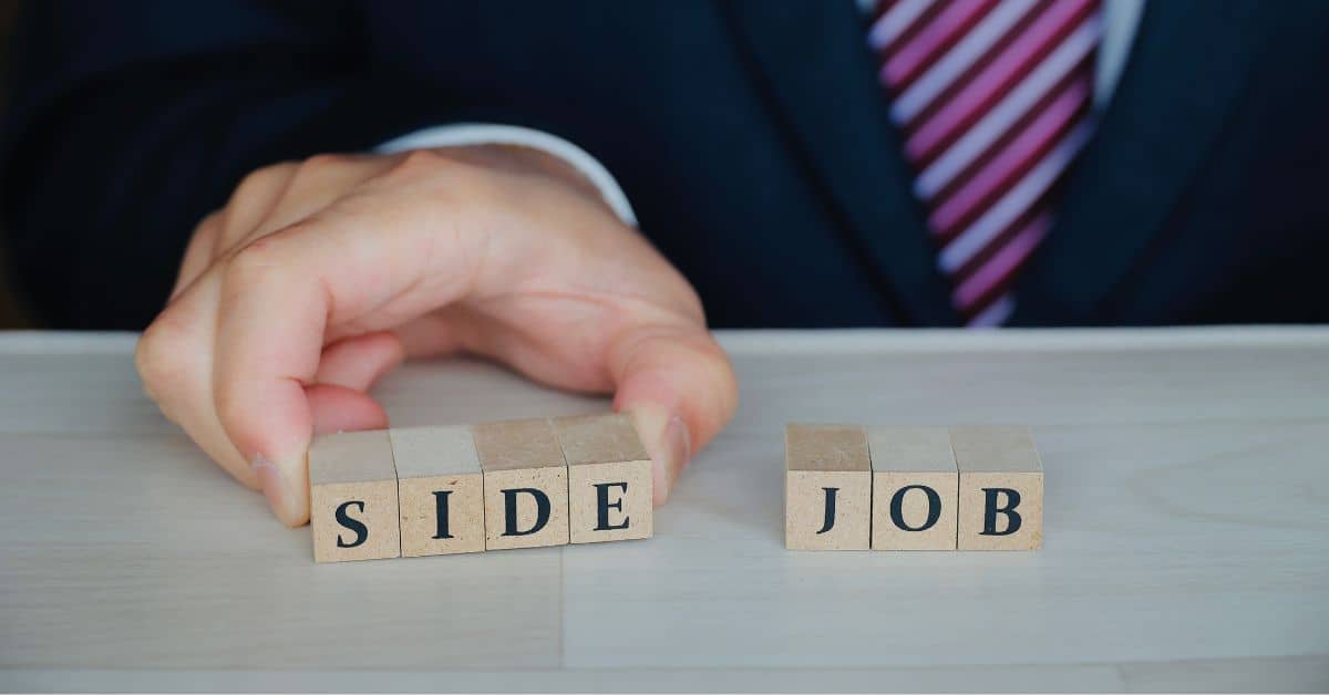 Karyawan Memiliki Side Job: Alasan dan Cara Menyiasatinya